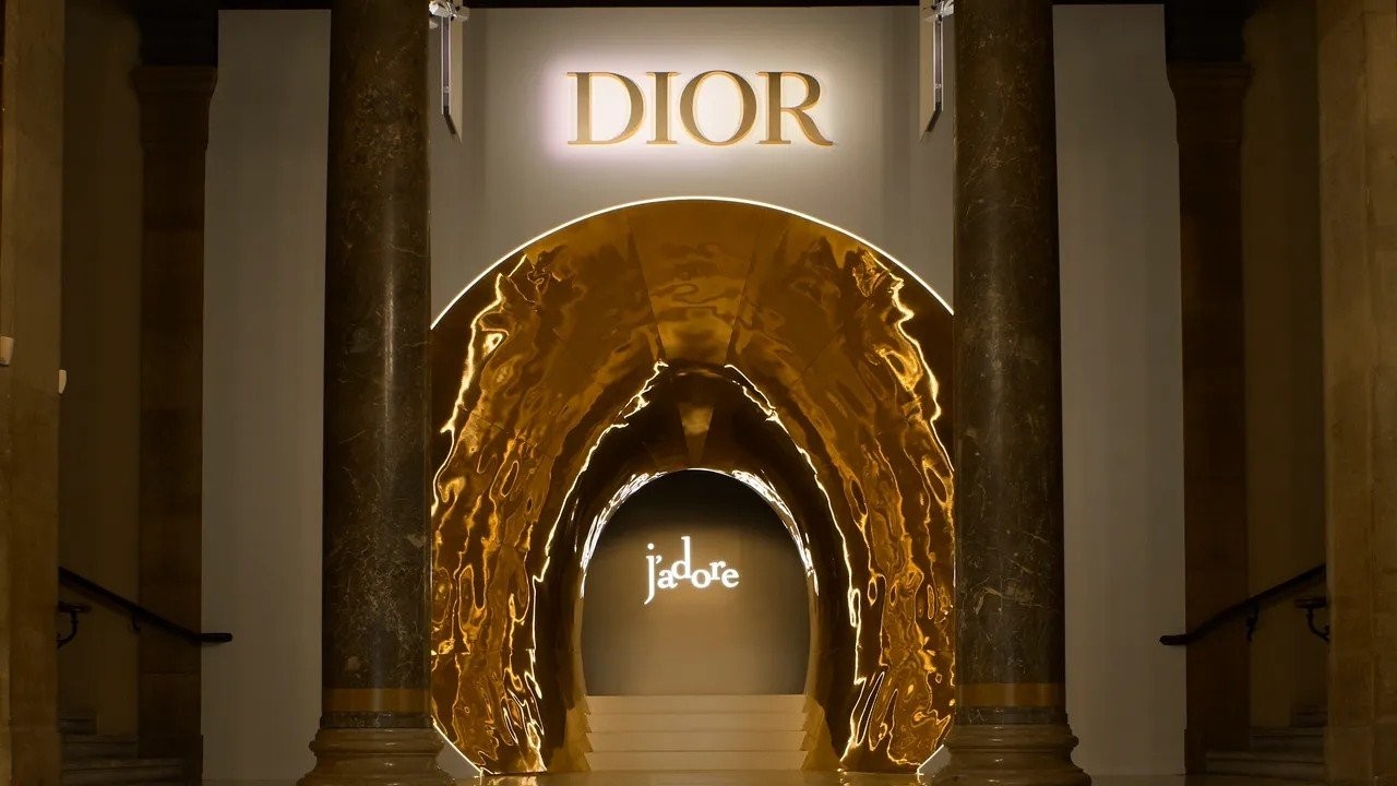 Dior J'Adore: Μια έκθεση αφιερωμένη στο iconic άρωμα του οίκου ...
