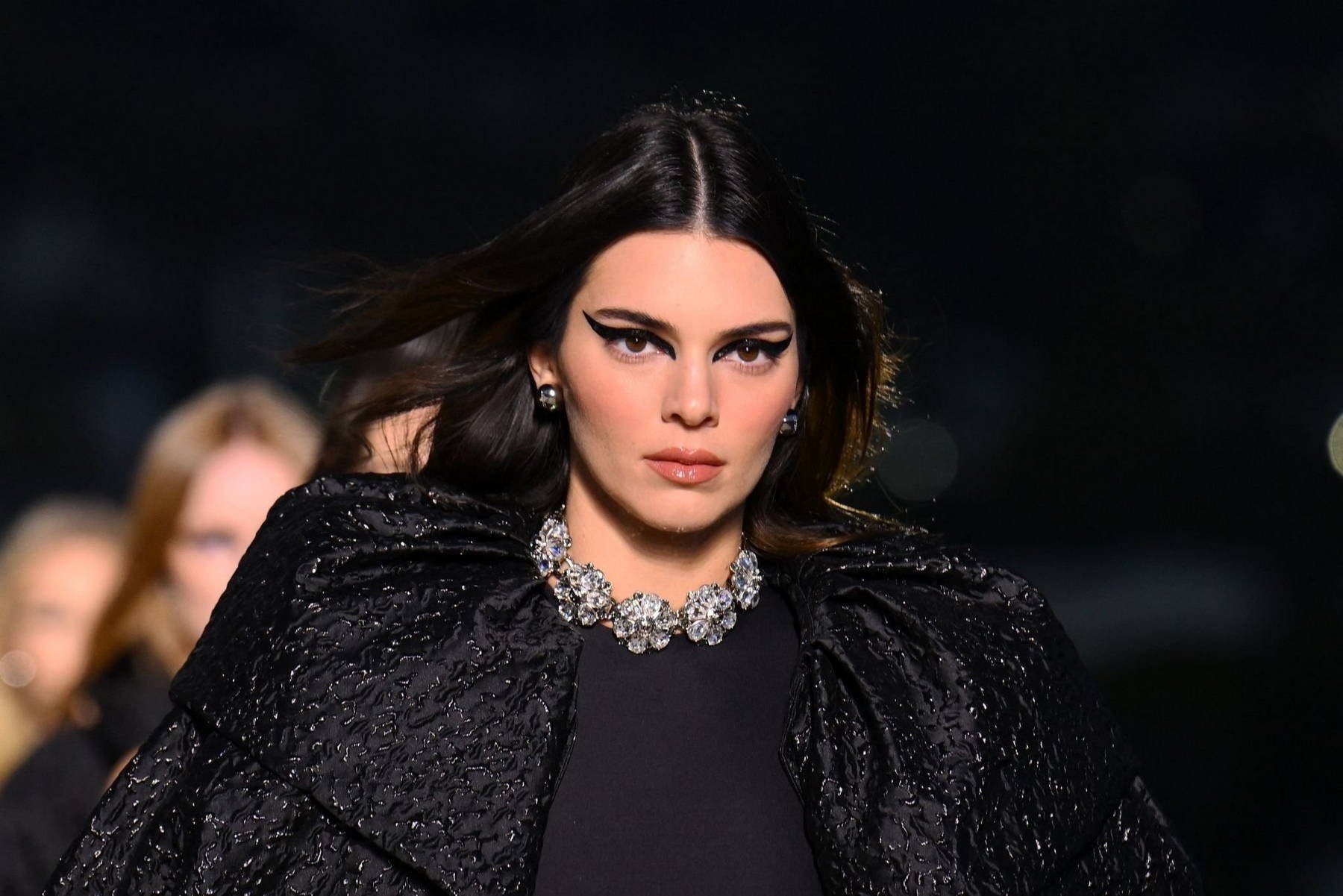 Αυτά είναι τα πιο iconic catwalks της Kendall Jenner