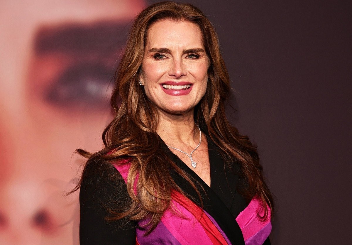 Brooke Shields: Η ηθοποιός αποκαλύπτει ό,τι έχει μέσα στην beauty bag της