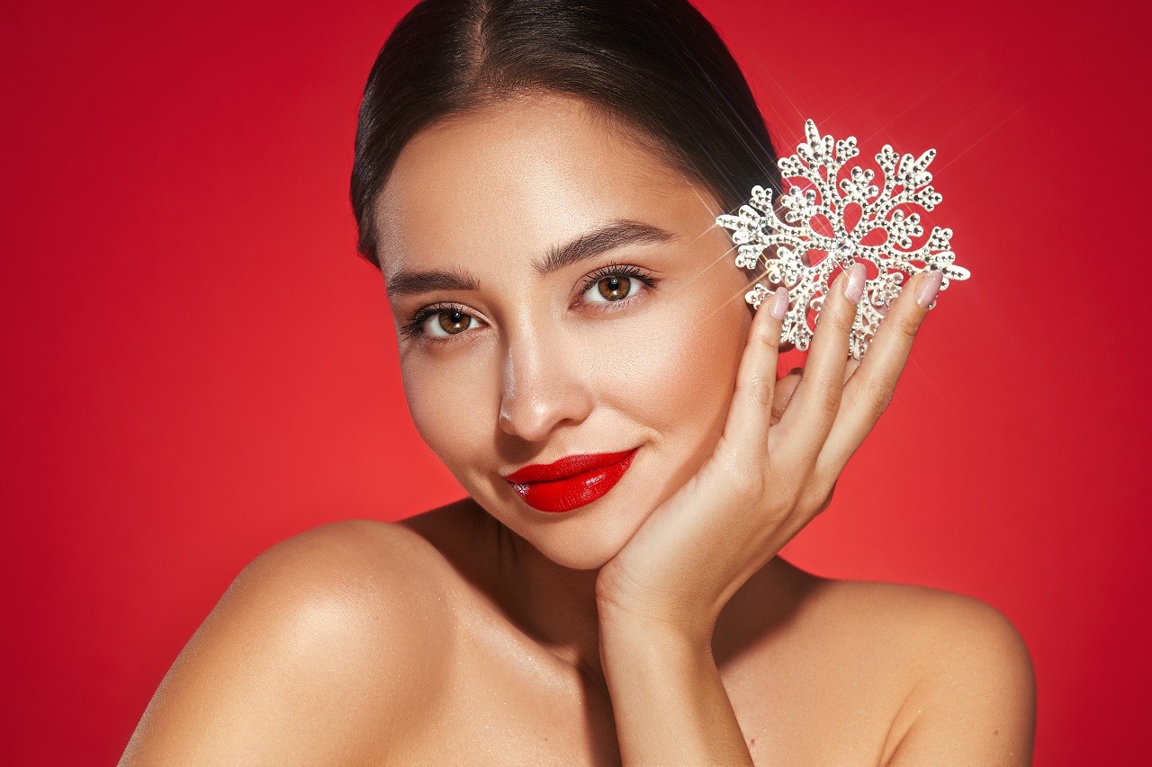 Xmas Beauty: Tα πιο glam προϊόντα ομορφιάς που θα αναβαθμίσουν κάθε ...