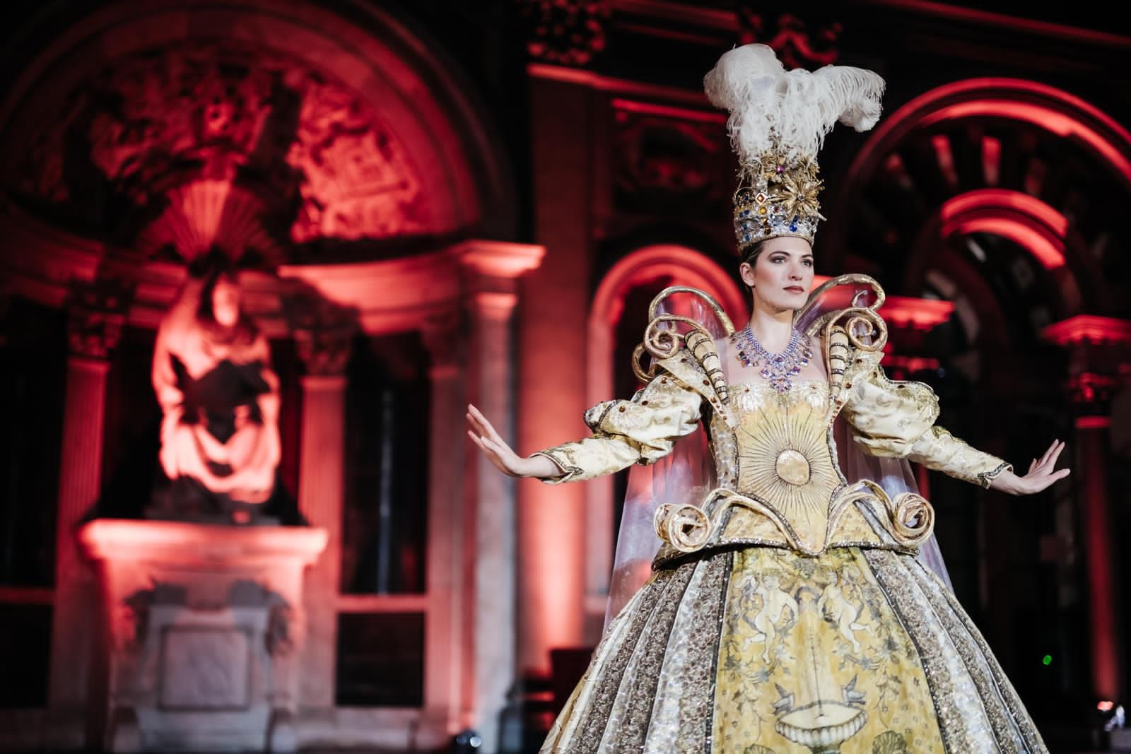 "Queens at the Palace": Ένα εντυπωσιακό gala dinner ball που αναβίωσε ...