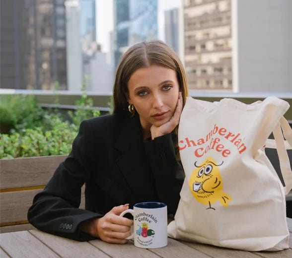 Η Emma Chamberlain μετέτρεψε τα Youtube views σε ένα επιτυχημένο coffee ...