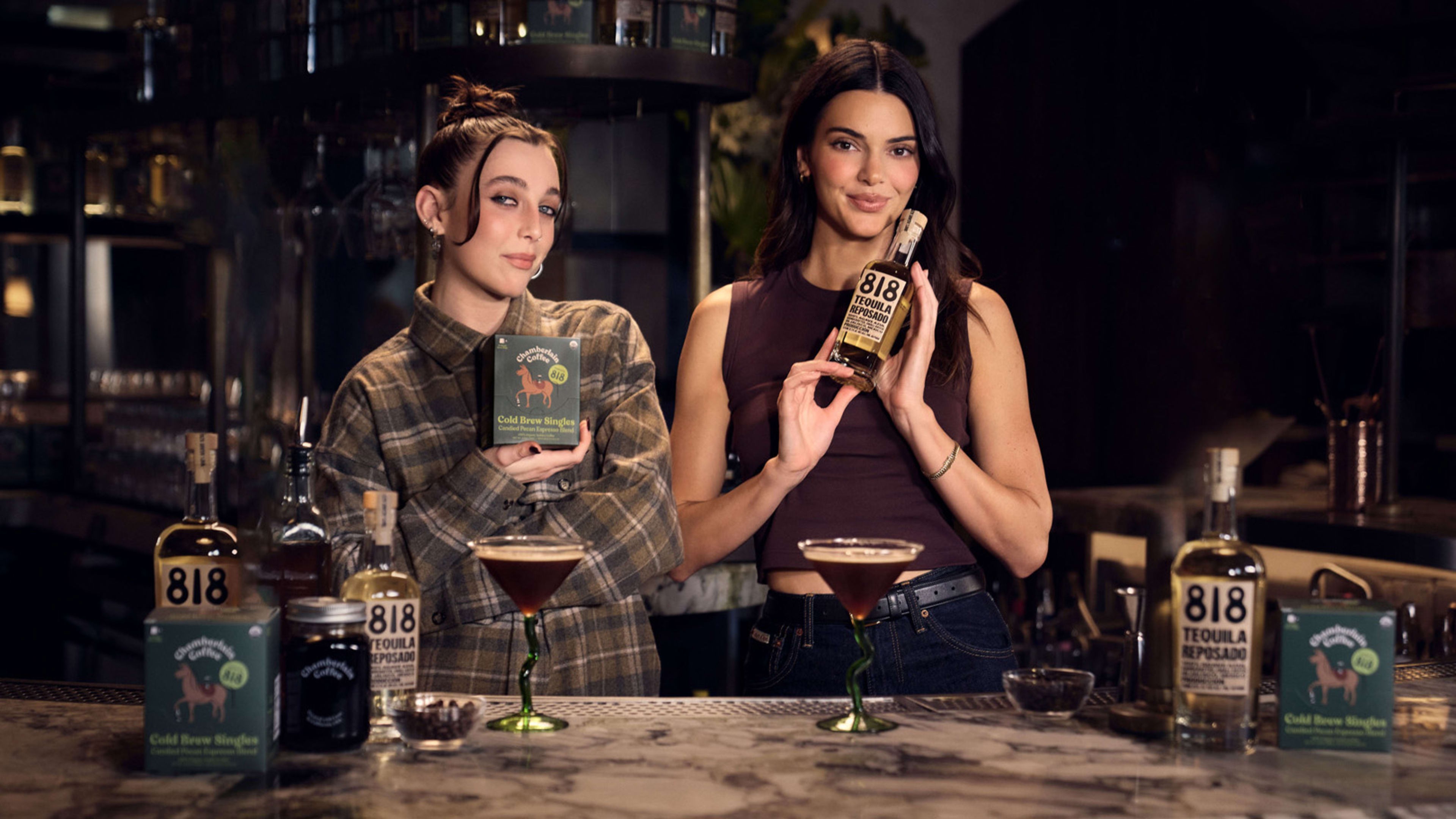 Kendall Jenner και Emma Chamberlain μοιράζονται μυστικά και Espresso ...