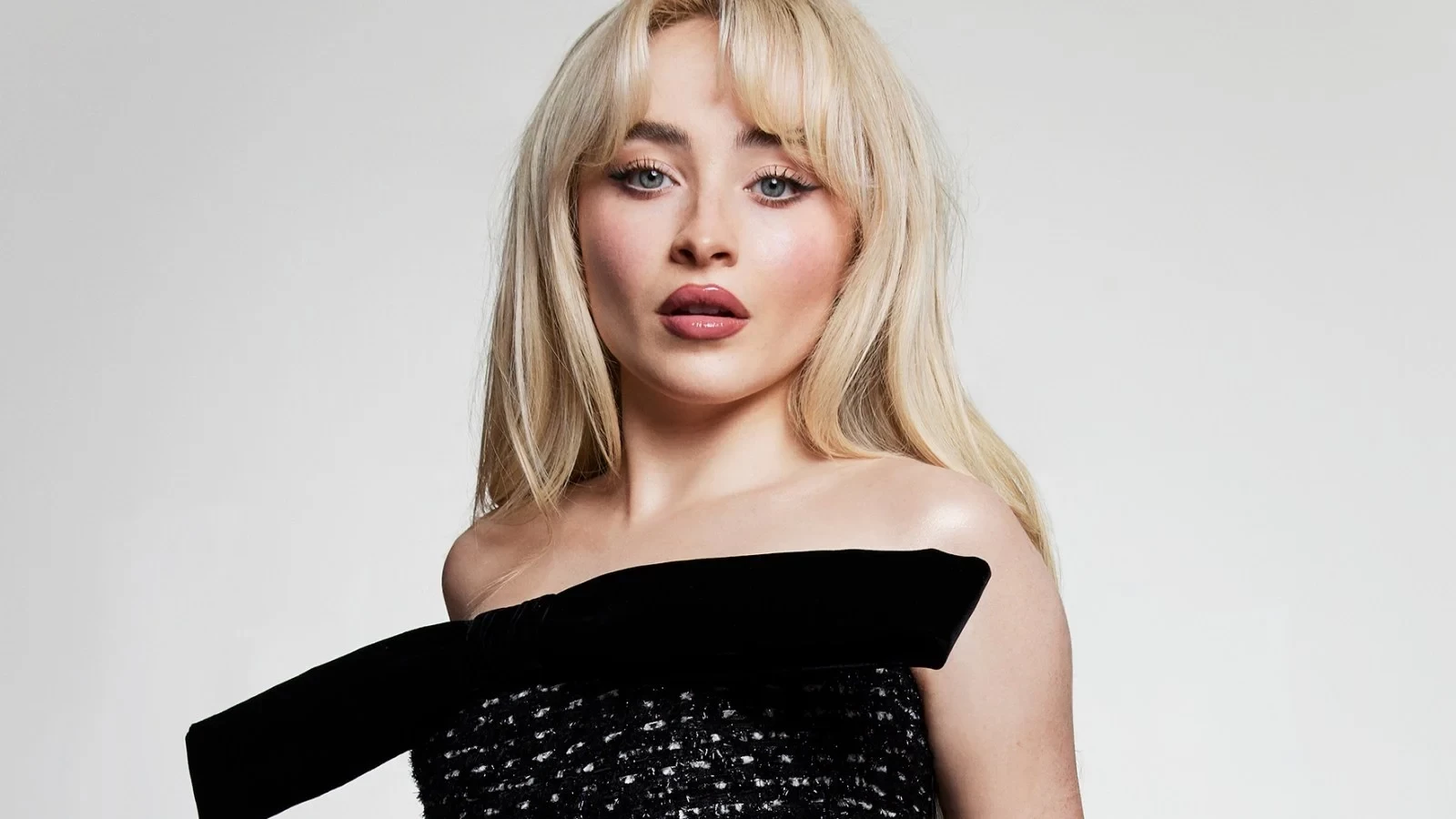 Η Sabrina Carpenter δημιουργεί το πορτρέτο του εαυτού της
