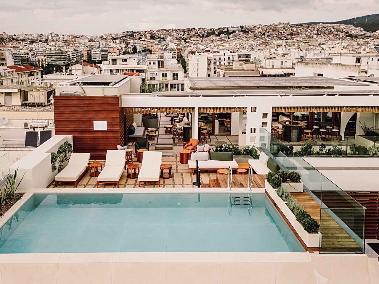 Ennea Rooftop Bar: Εκεί που δίνουμε τα καλοκαιρινά μας ραντεβού στη ...