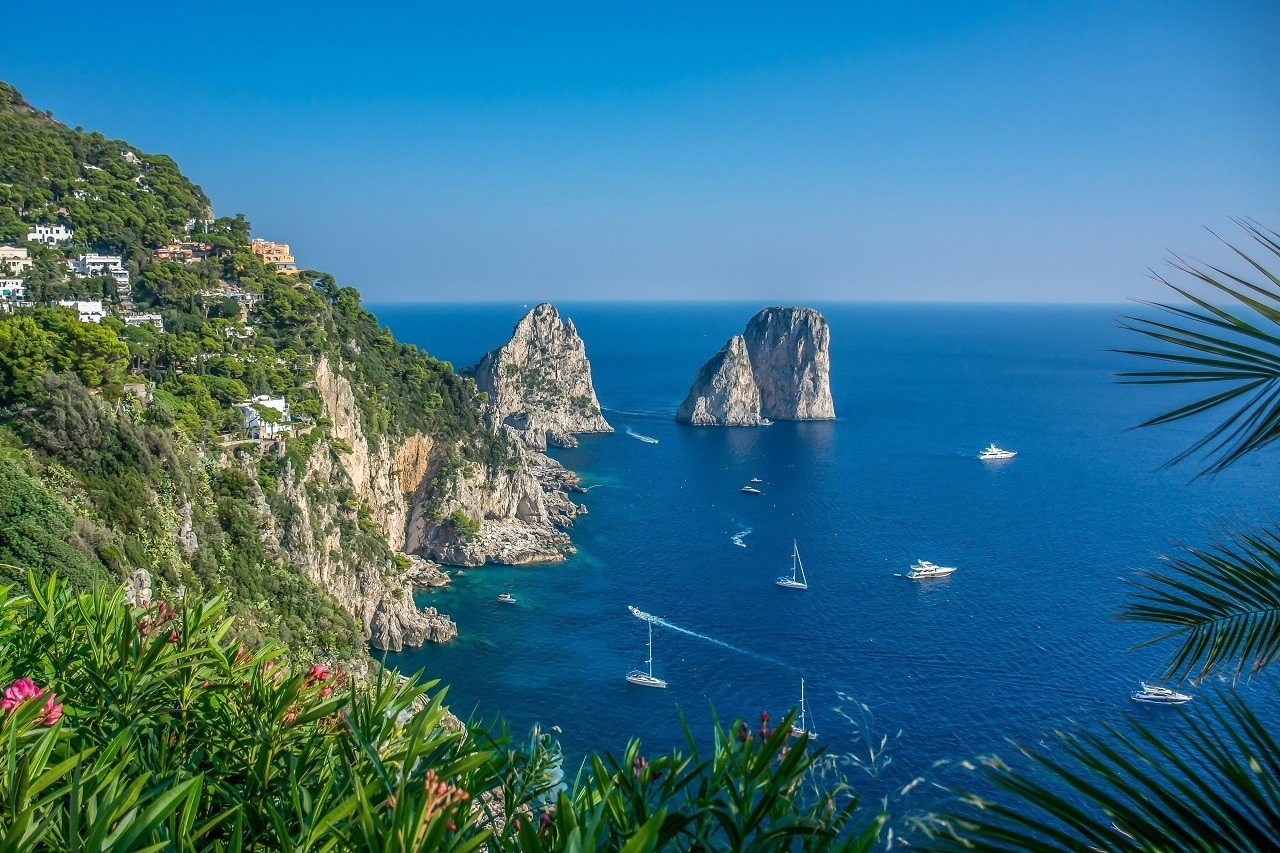 Τα τρία νησιά απέναντι από τη Νάπολη που προσφέρονται για πολυτελείς ...