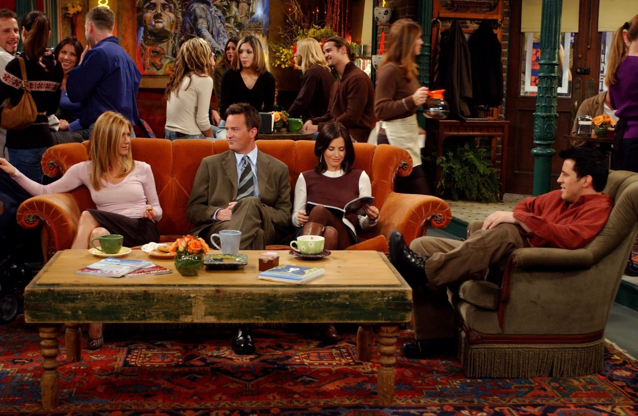 It's official: Το iconic Central Perk καφέ των Friends ανοίγει στη Νέα ...