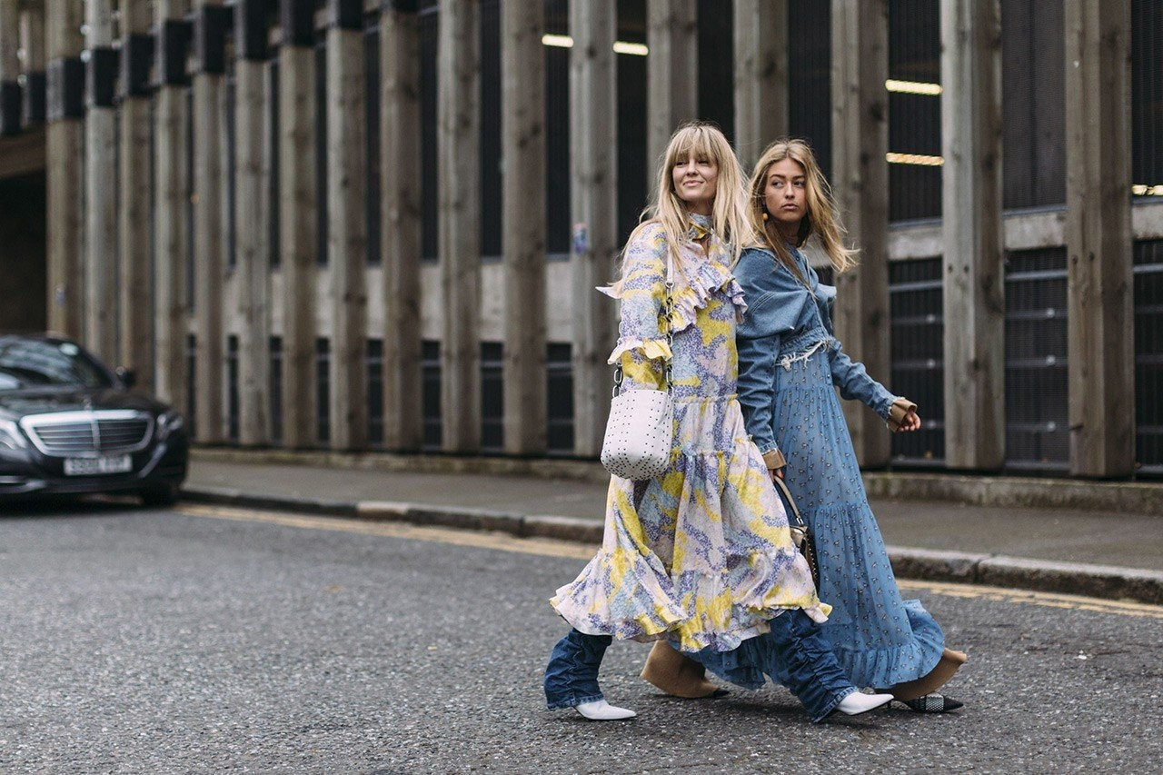 Dresses Over Jeans: Το απόλυτο trend της σεζόν και πώς να το απογειώσετε