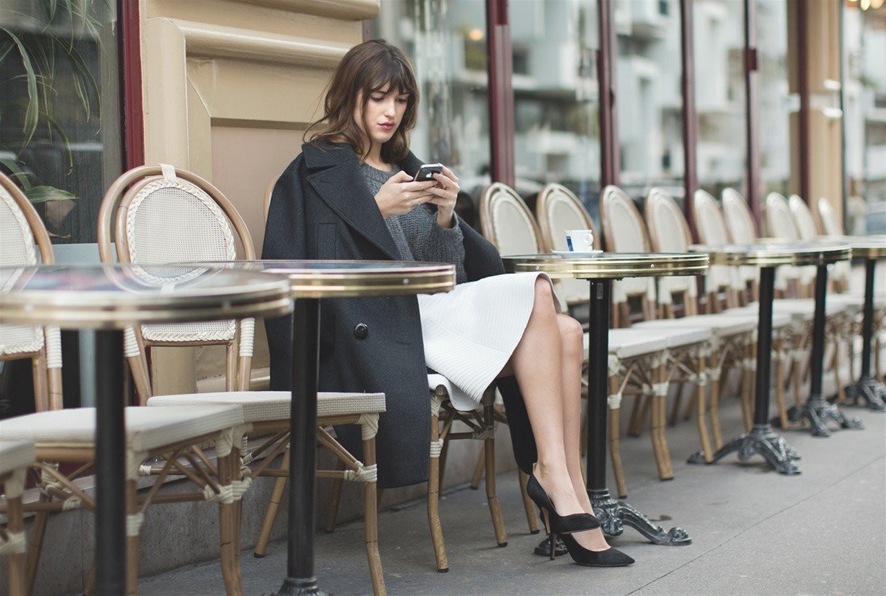 5 στιλιστικές φόρμουλες που εμπιστεύονται οι Γαλλίδες για το γραφείο