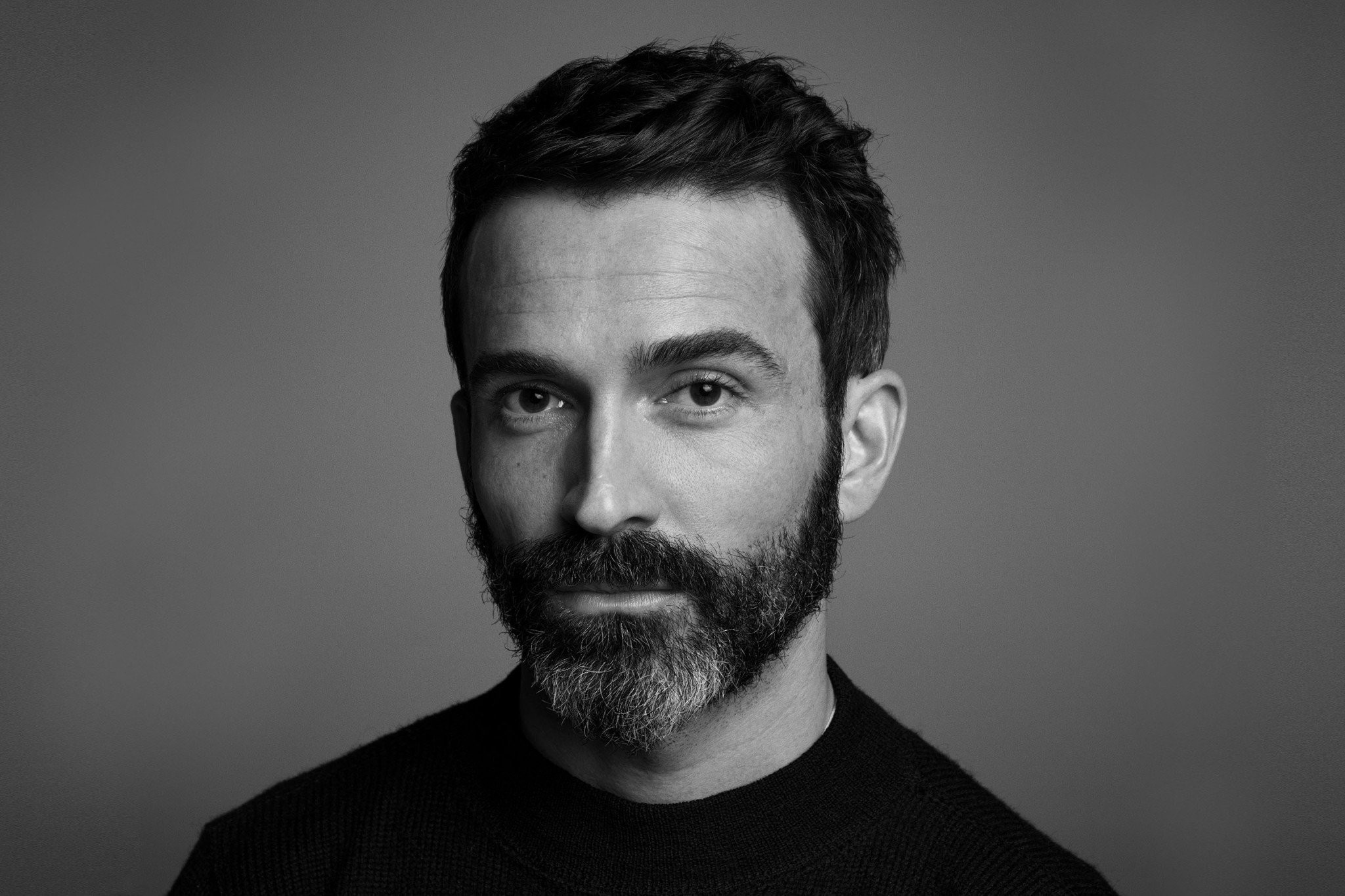 Daniel Roseberry: Ποιος είναι ο νέος artistic director του οίκου ...