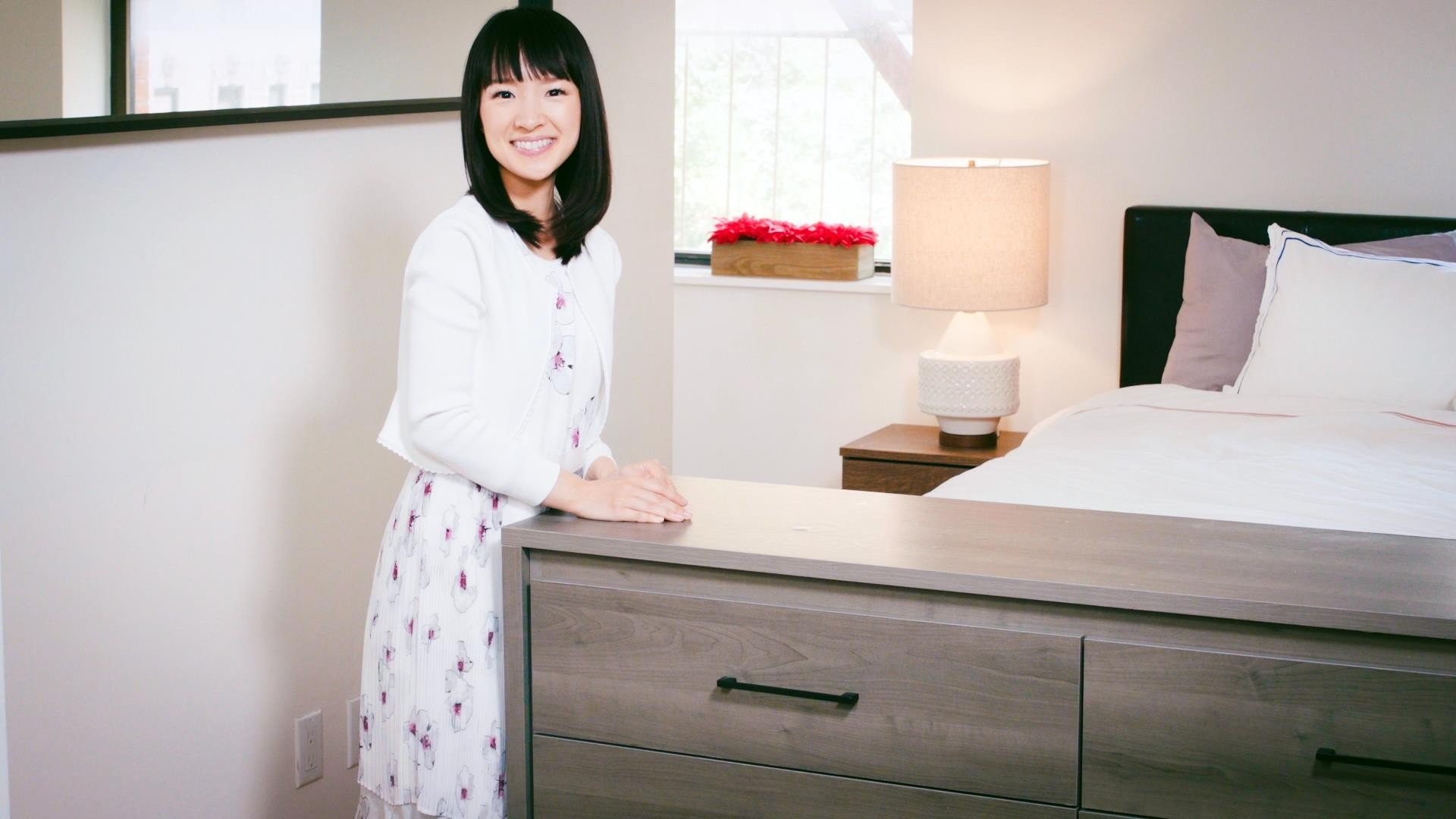 7+1 συμβουλές της Marie Kondo για οργάνωση της κρεβατοκάμαρας τώρα που ...