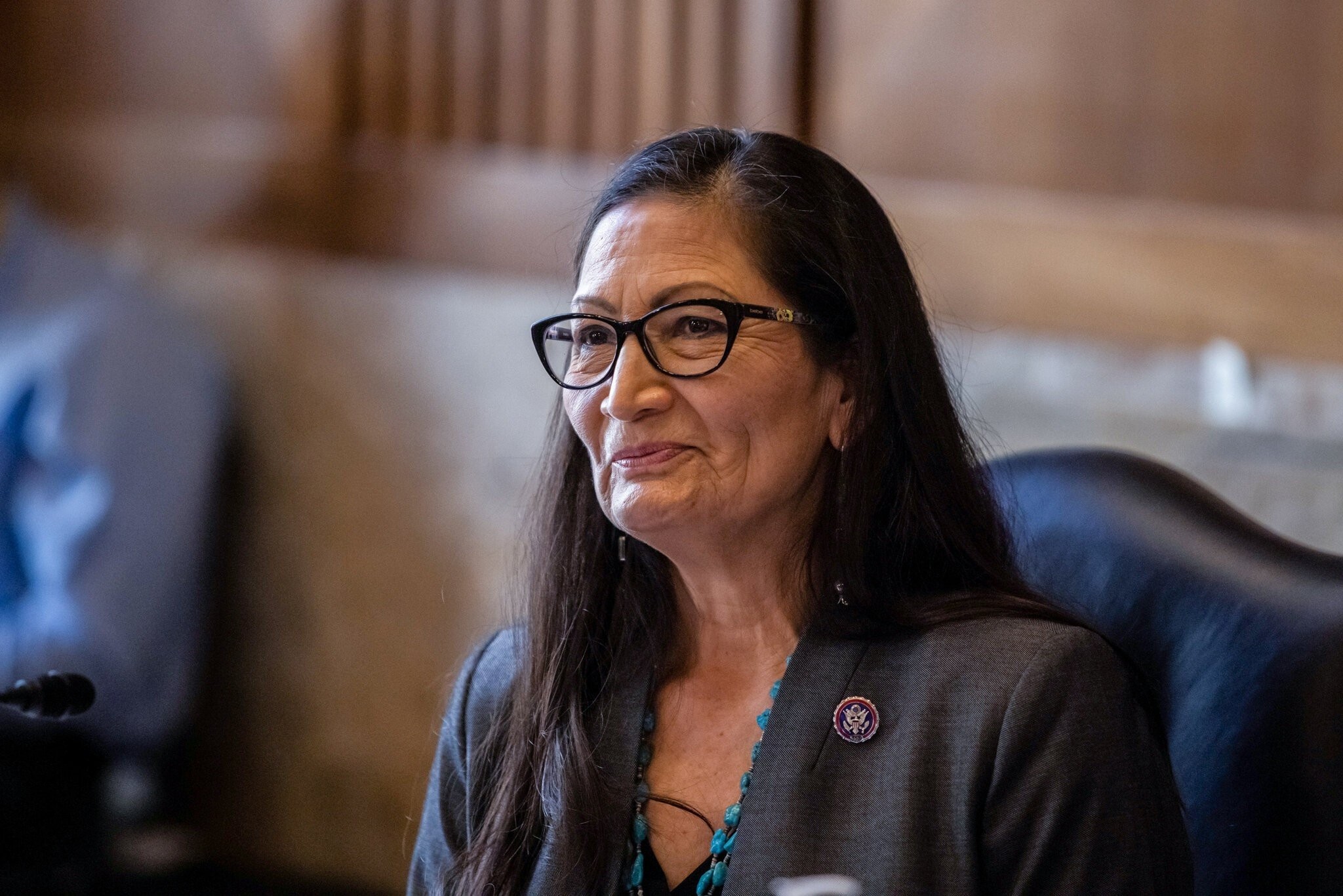Η Deb Haaland γράφει ιστορία στην πολιτική ζωή των ΗΠΑ ως η πρώτη ...