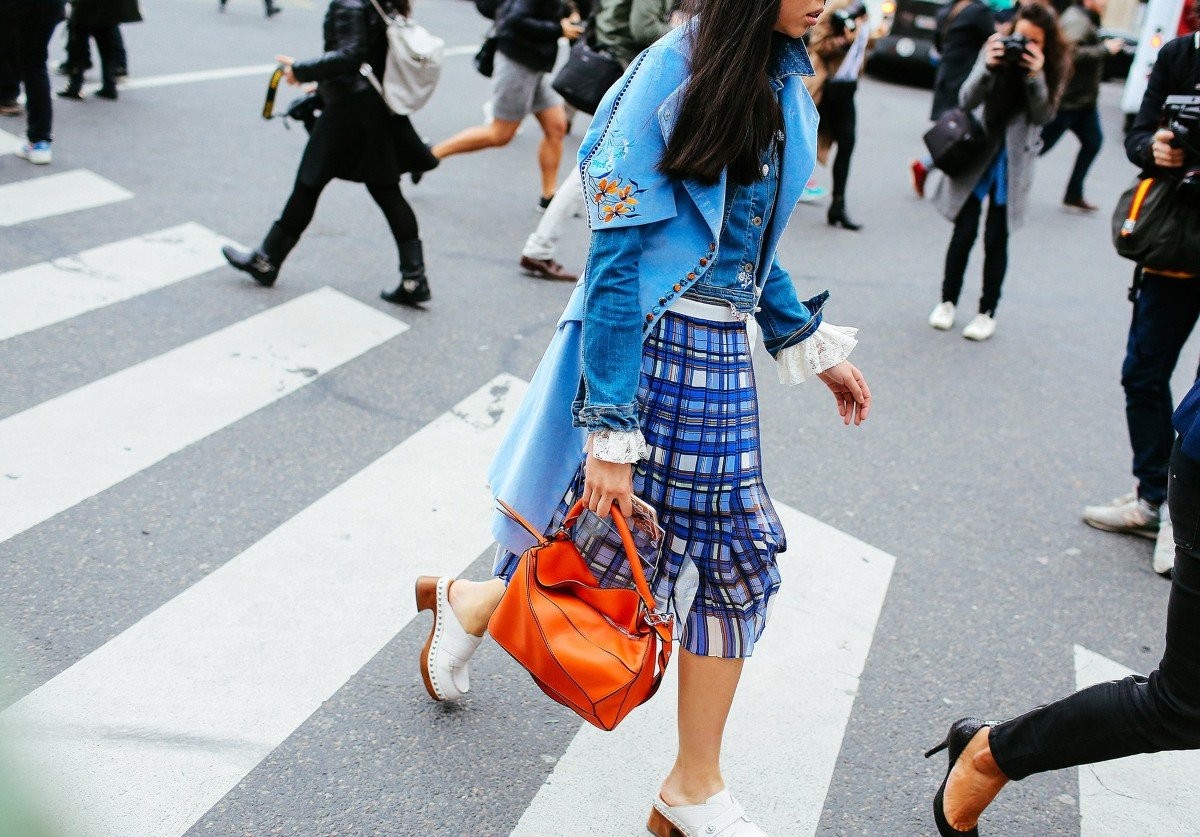 13+1 bold bags για τις πιο φωτεινές και trendy εμφανίσεις