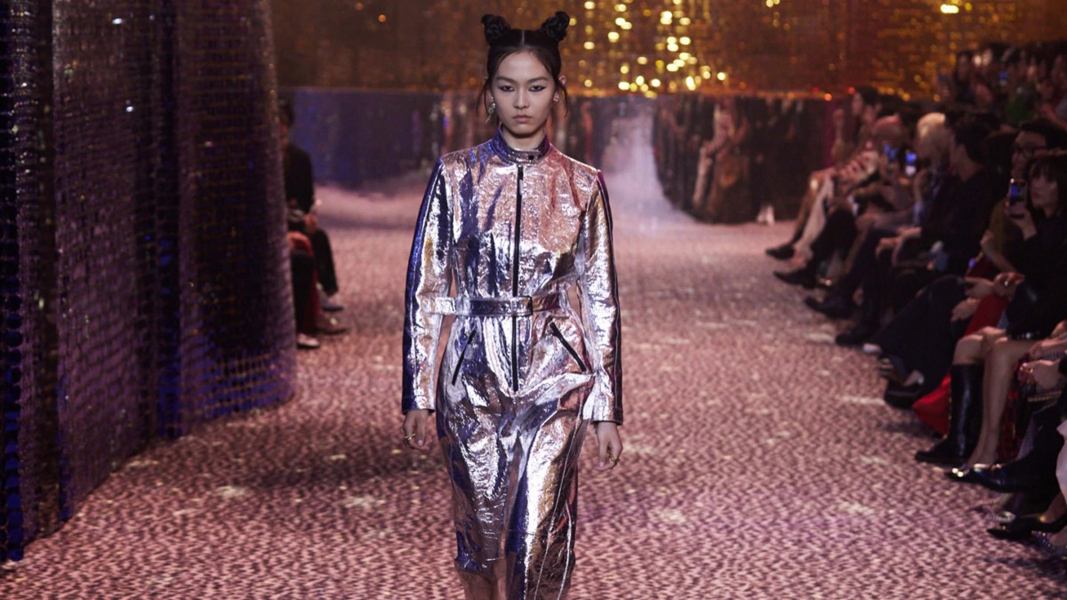 Dior: Παρουσίασε την Pre-Fall 2021 collection σε μία disco night στη ...