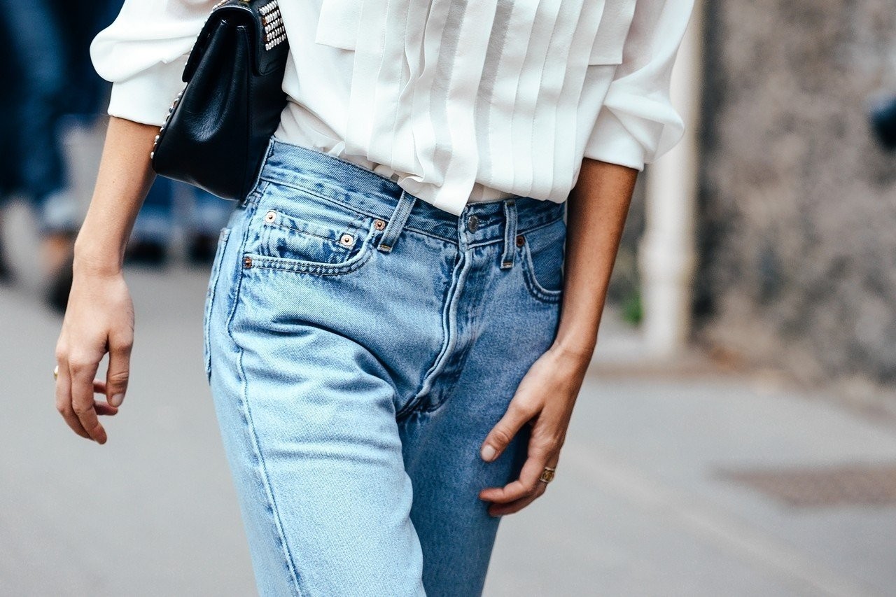 Τα denim items που μπορείτε να φορέσετε και τις ημέρες με υψηλές ...
