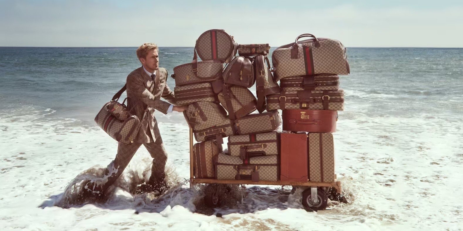 Ο Ryan Gosling πρωταγωνιστεί στη νέα καμπάνια των iconic suitcases του ...