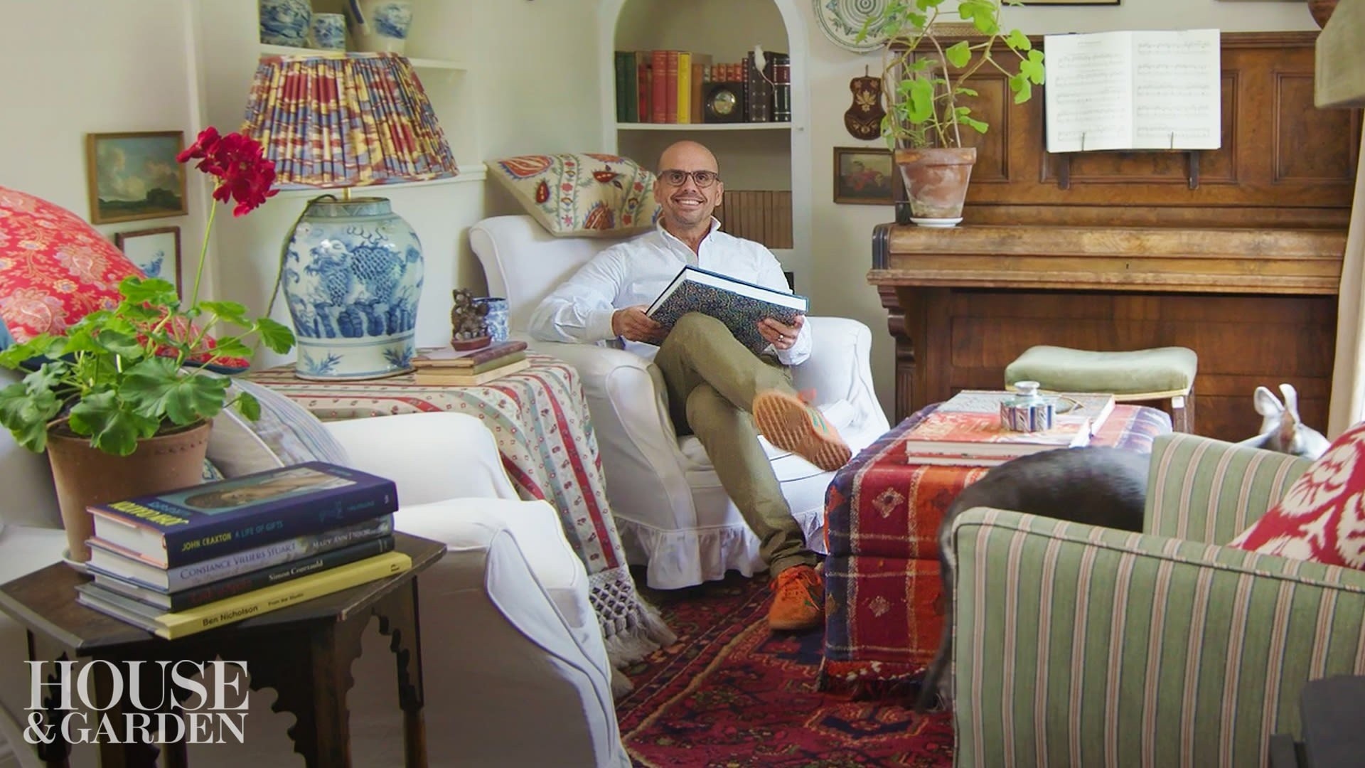 O interior designer, Carlos Garcia μας ξεναγεί στο εντυπωσιακό εξοχικό του